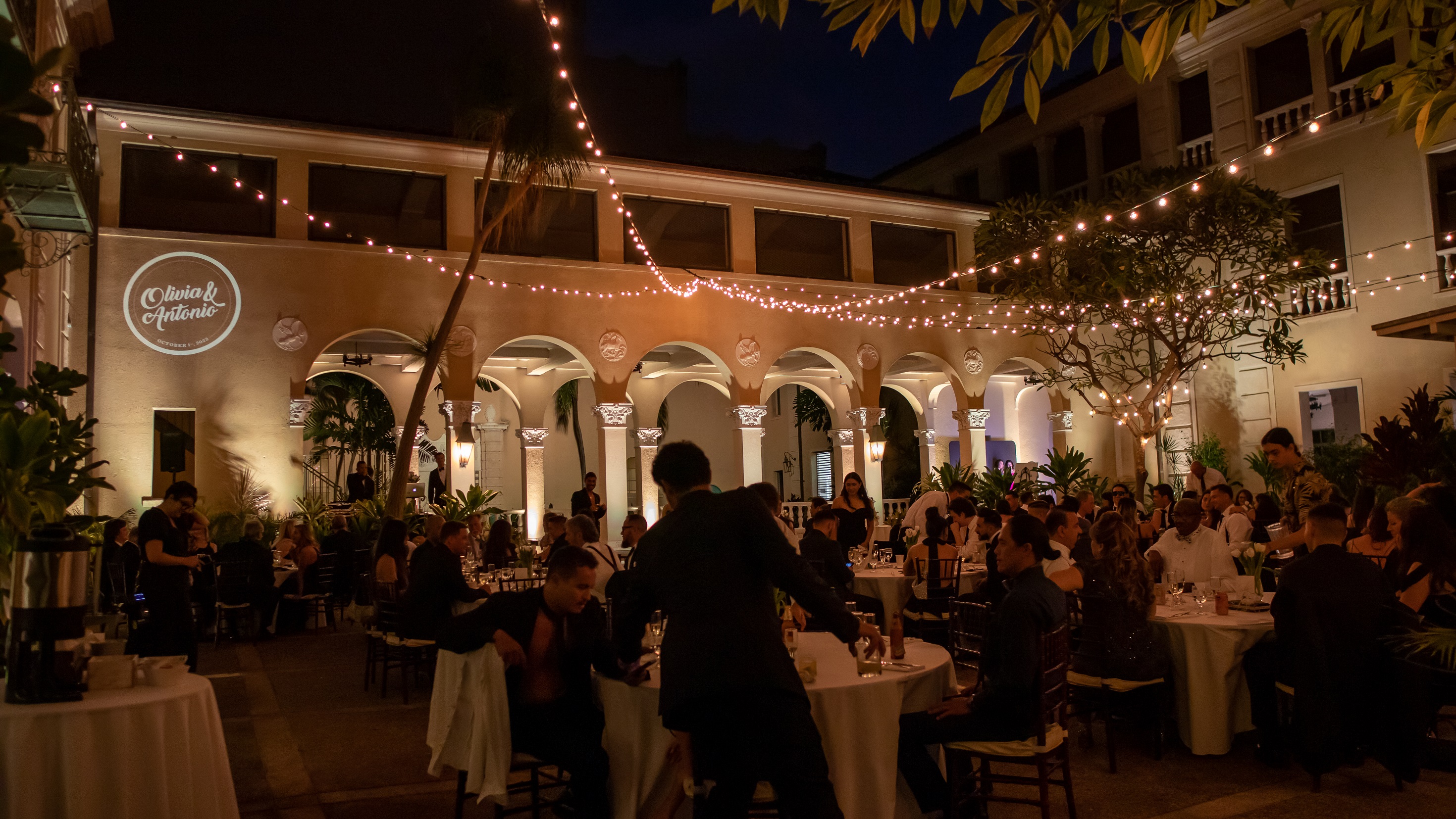 Cafe julia hawaii wedding | Beachweddingtips.com